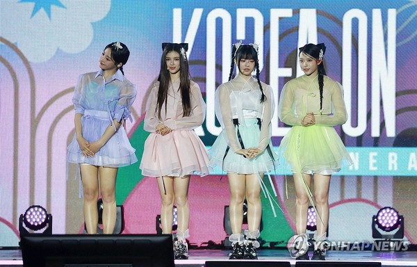 뉴진스, 한복 입고 4색으로 경복궁 수놓아... 멤버 혜인은 어디에?